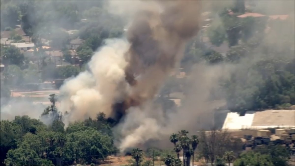 Brush fire burns in the Sepulveda Basin near Lake Balboa – NBC Los Angeles