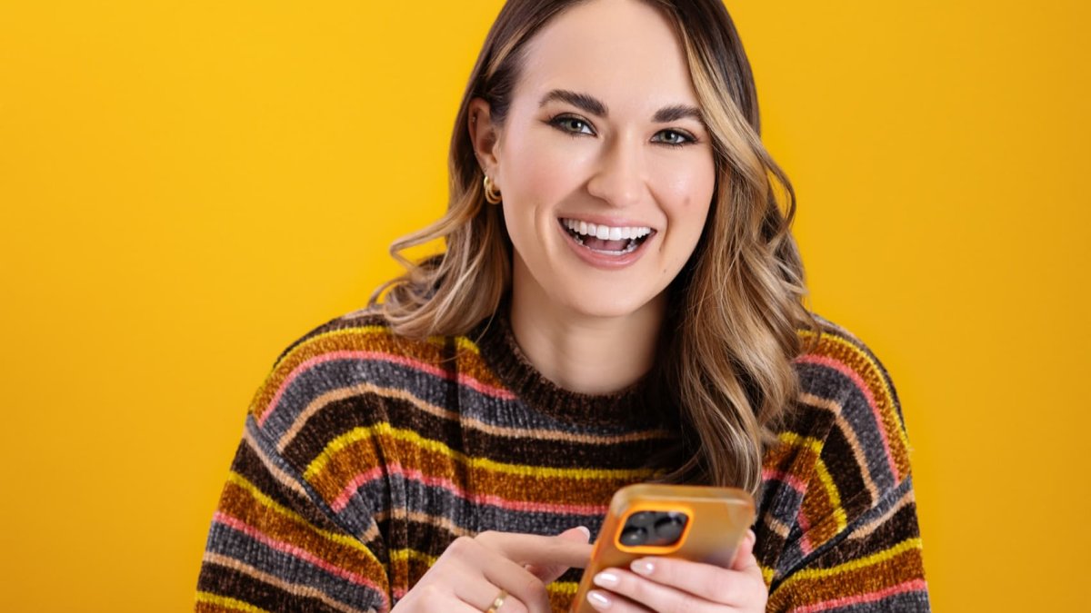 At 28, her side hustle brought in $142K/year—now it’s her full-time job ...