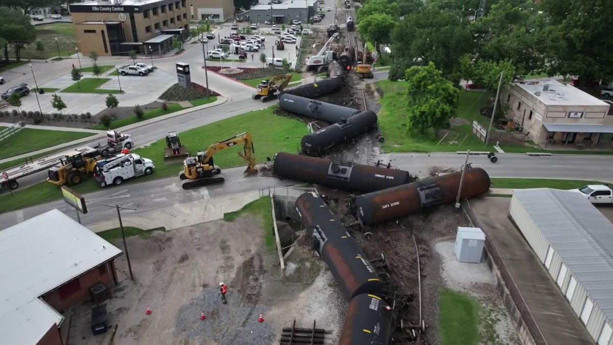 Train derailment in Waxahachie leaves multiple cars overturned – NBC ...