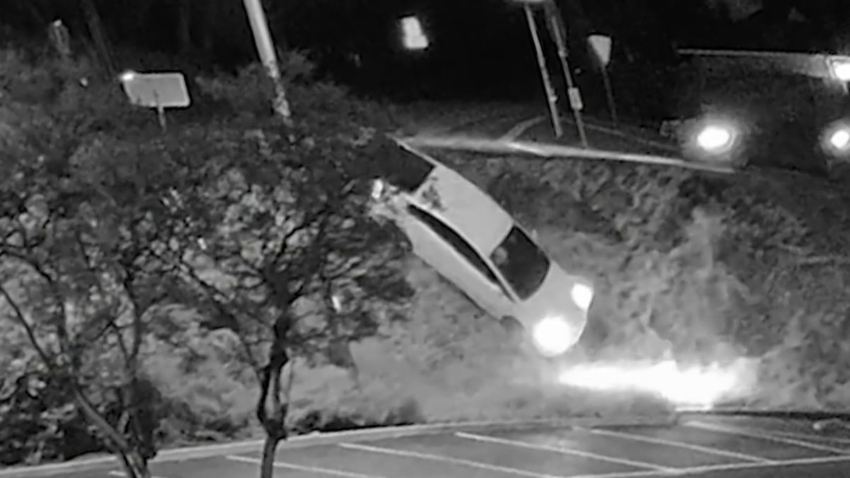 Cars tumbled downhill into La Mesa restaurant parking lot – NBC Los Angeles