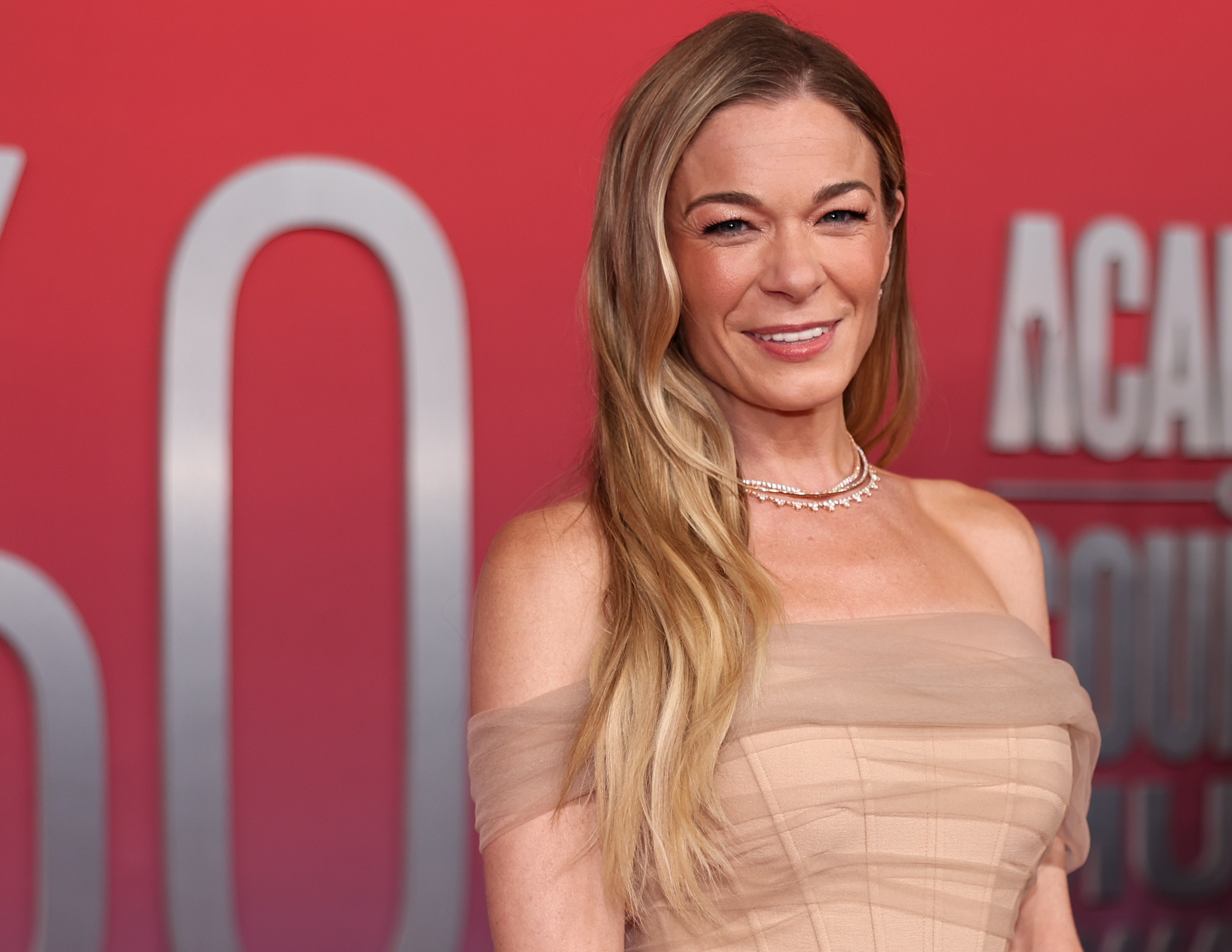 LeAnn Rimes reveals her teeth fell out mid-performance – NBC Los Angeles