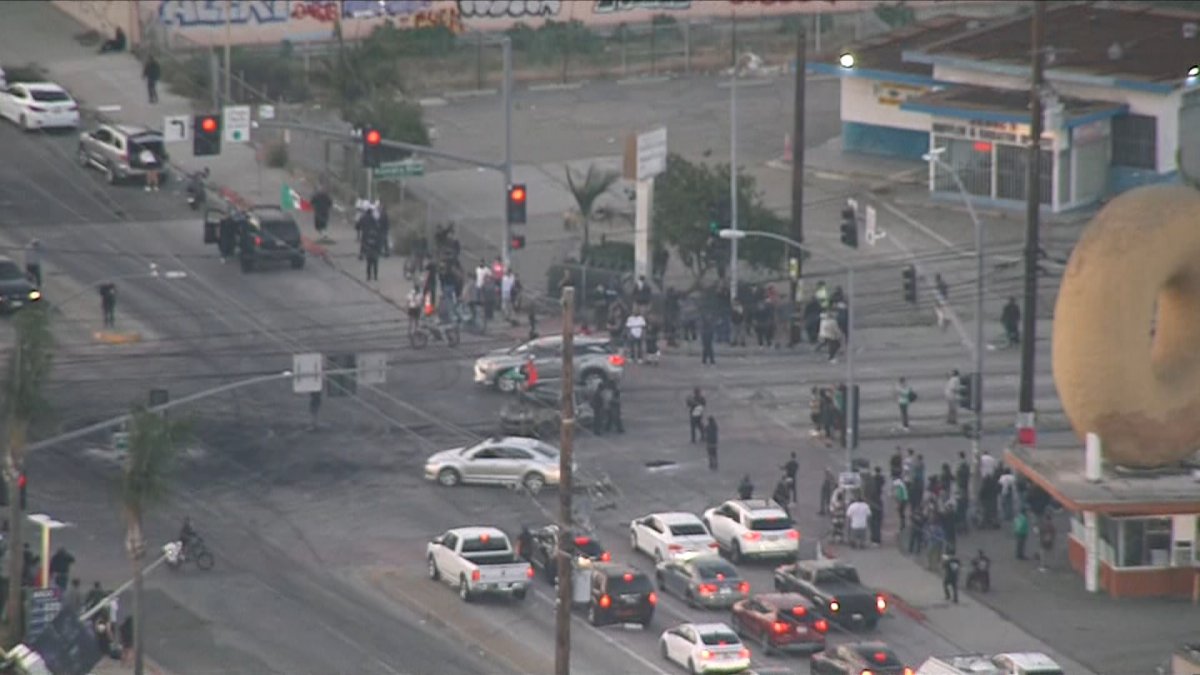 Federal officials in standoff with protesters in Compton – NBC Los Angeles