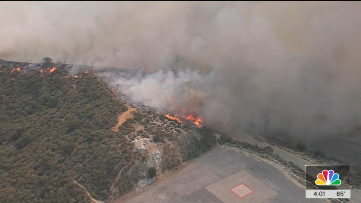 Firefighters battle brush fire in Burbank – NBC Los Angeles