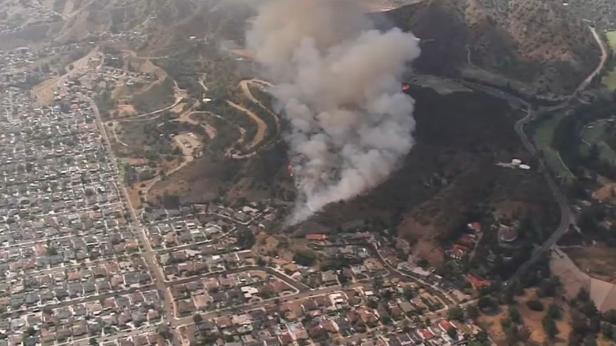 Burbank brush fire prompts evacuation notice – NBC Los Angeles