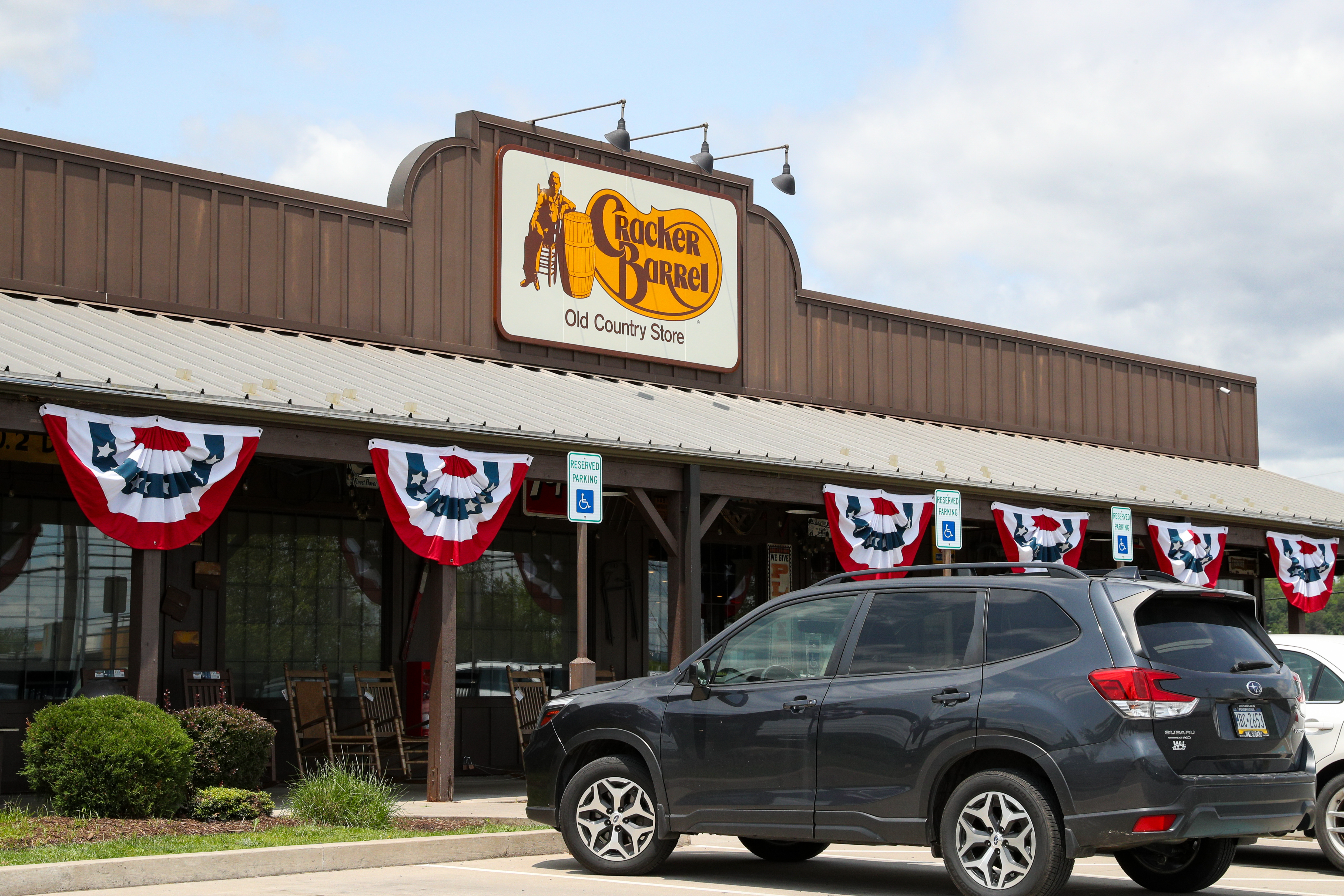 Cracker Barrel customers miss the man in the old logo. Who was he ...
