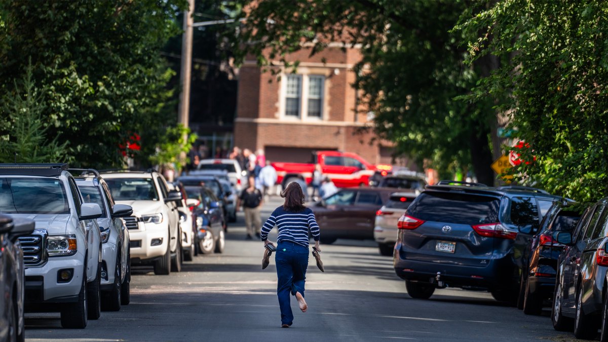 See the poignant photo of a mom running toward Minneapolis school ...