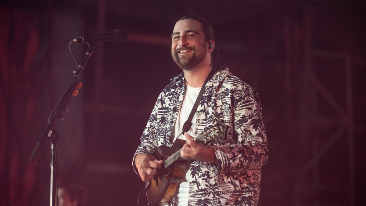 Noah Kahan marries Brenna Nolan in Vermont wedding – NBC Los Angeles