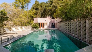 New on the market: Iconic filmmaker David Lynch’s hillside compound ...