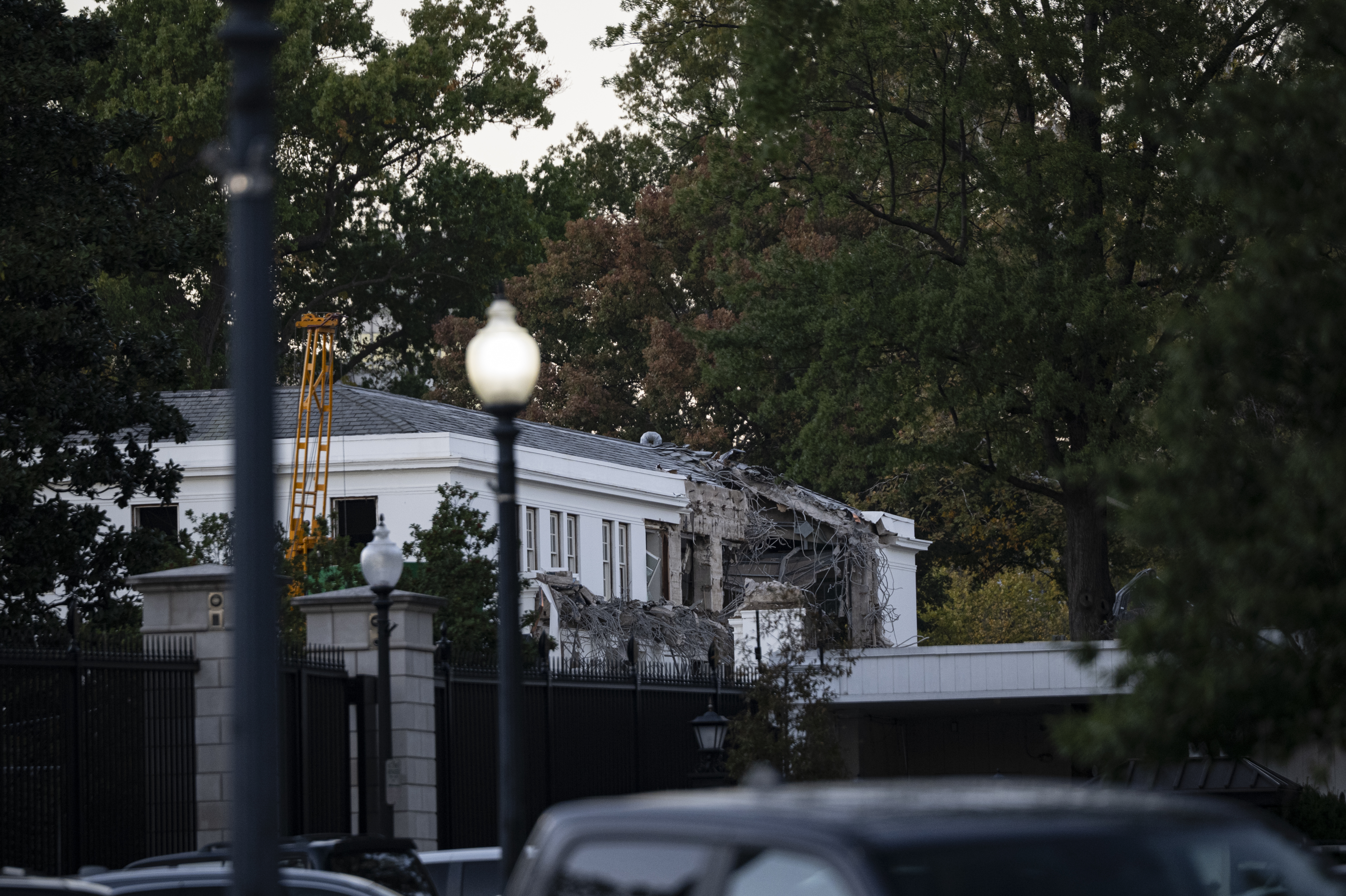 White House partially demolished to build Trump ballroom – NBC Los Angeles