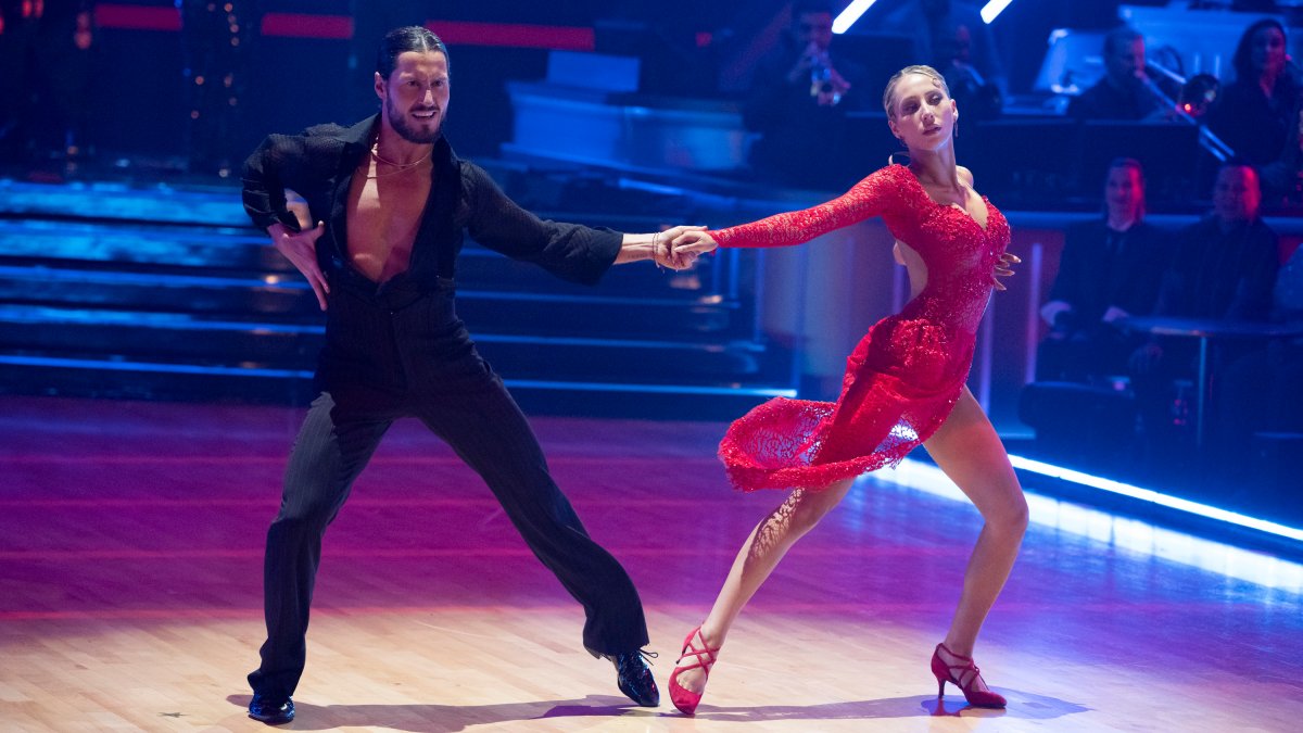 Alix Earle tears up in emotional video ahead of ‘DWTS’ finale – NBC Los ...