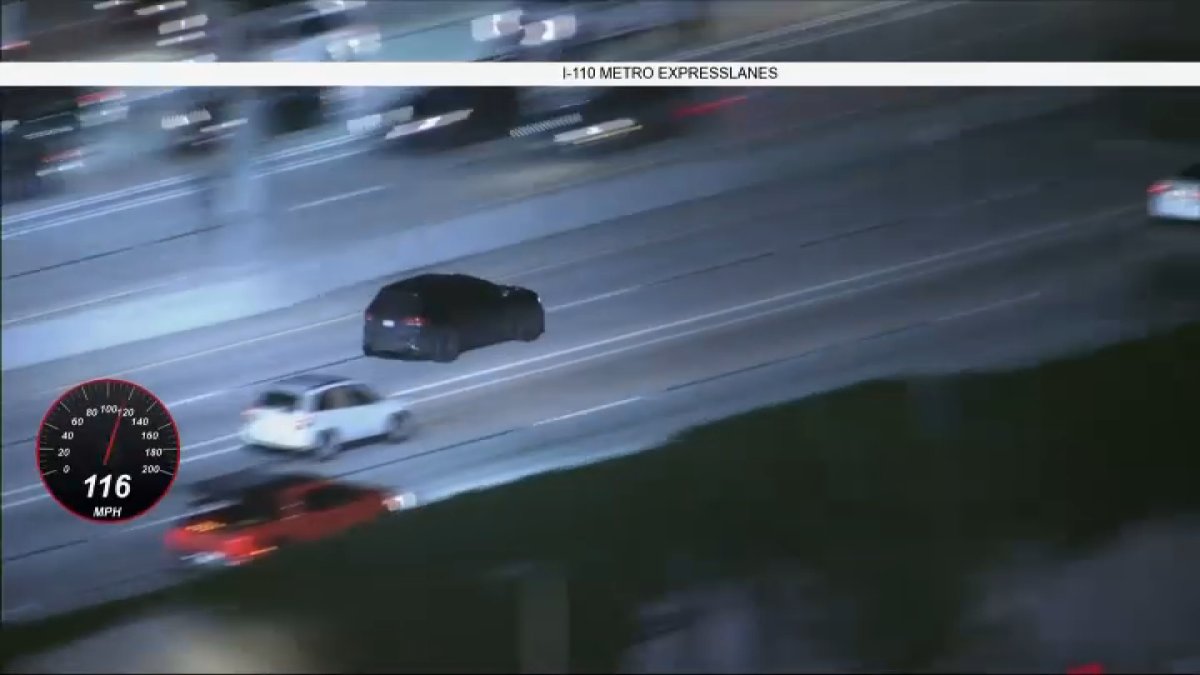 Reckless driver weaves through traffic during pursuit in downtown LA ...