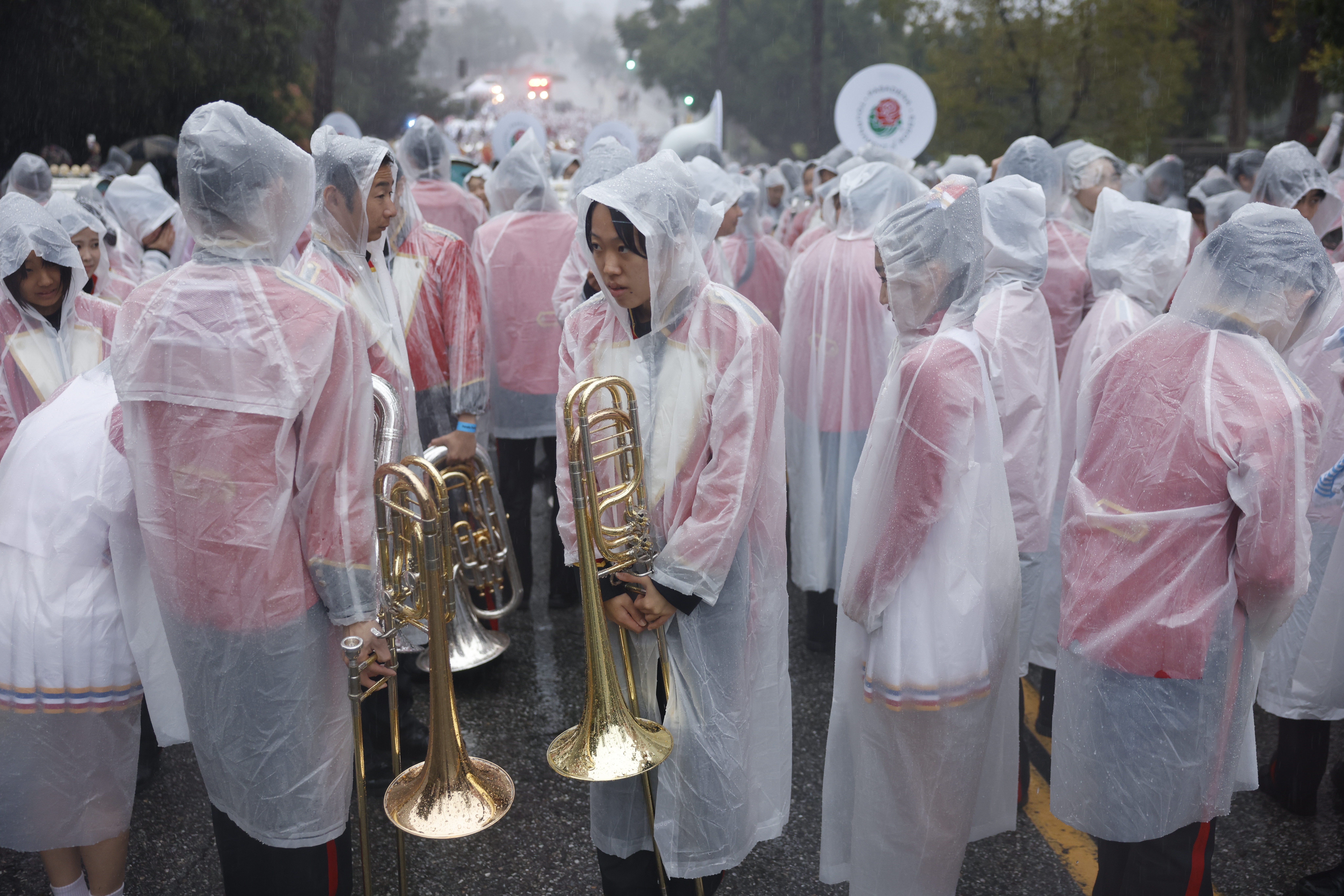 Photos: Rain doesn’t deter Rose Parade spectators from festivities ...