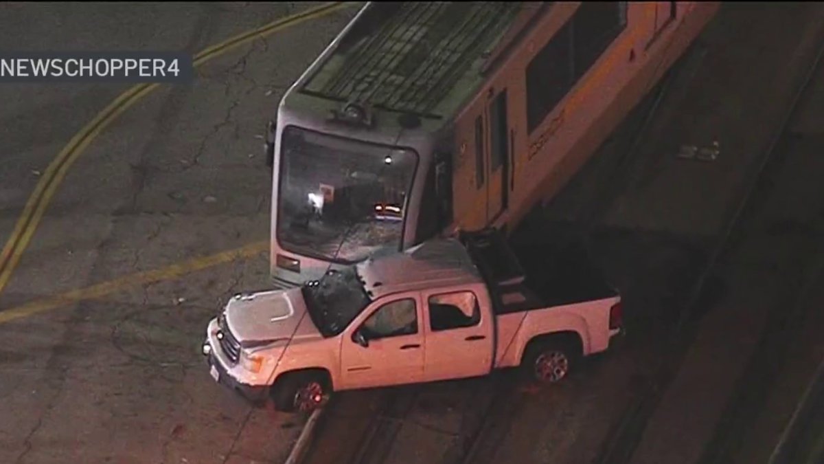 Metro Blue Line train derails in downtown LA – NBC Los Angeles