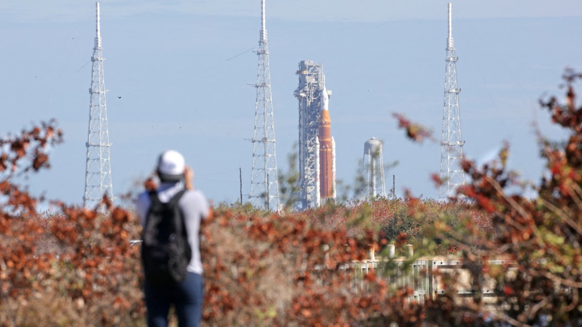 NASA delays astronaut moon mission again after new rocket problem – NBC ...