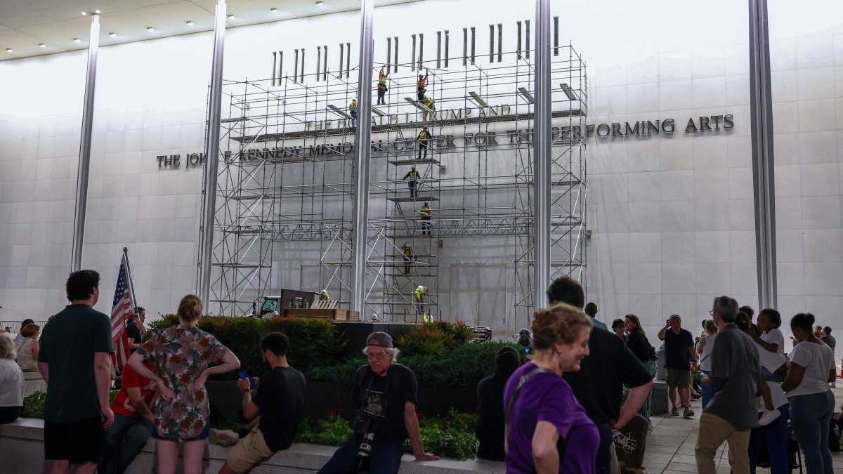 Workers begin removing Trump’s name from Kennedy Center – NBC Los Angeles